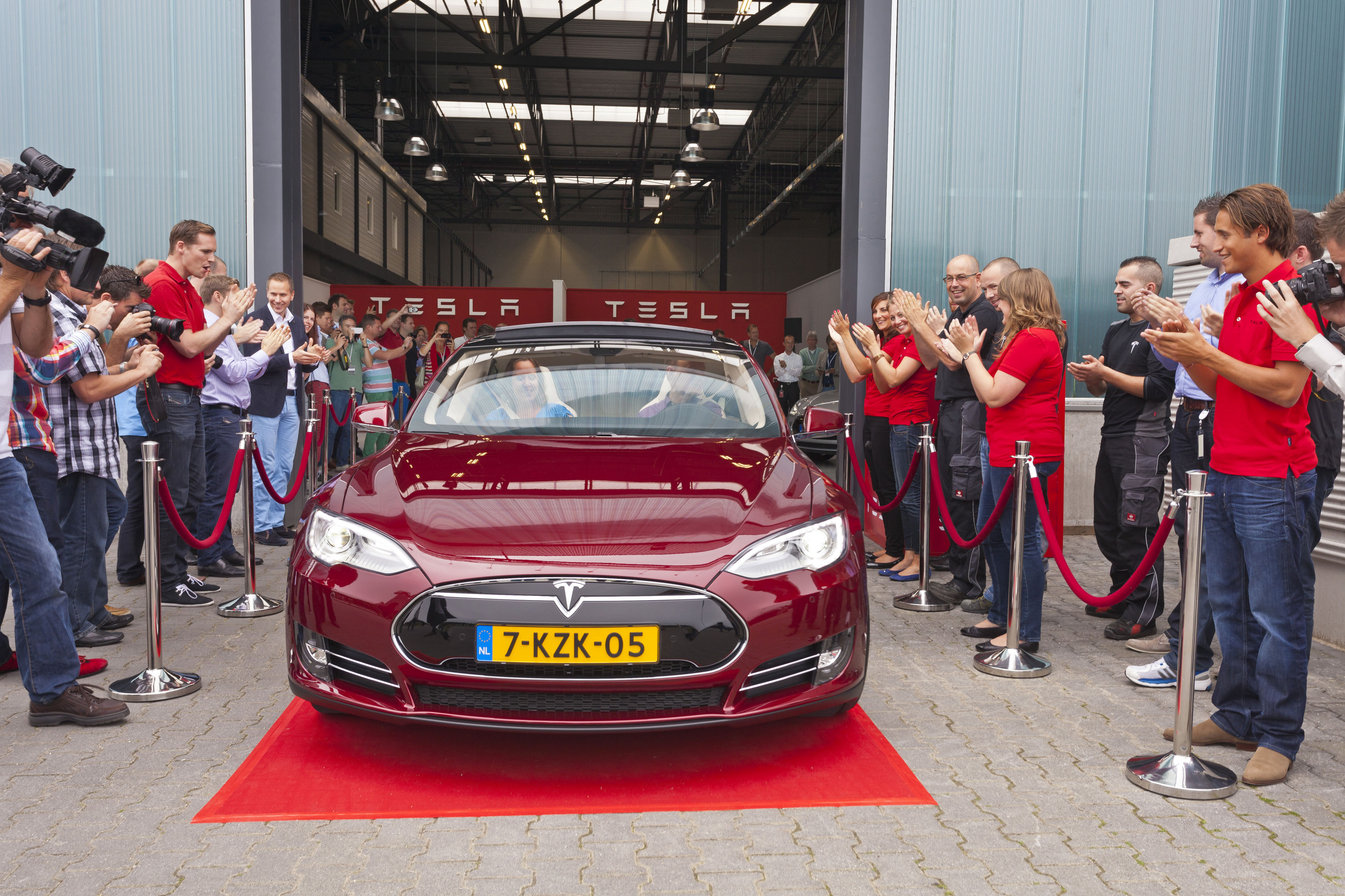 Tesla-fabriek in Tilburg officieel geopend - ZERauto.nl