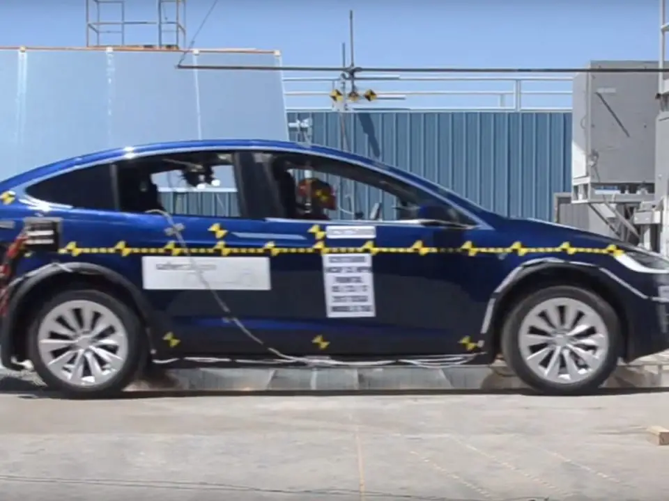 EV-Nieuws: Tesla Model X vindt botsen niet erg