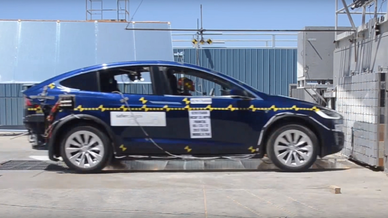 EV-Nieuws: Tesla Model X vindt botsen niet erg